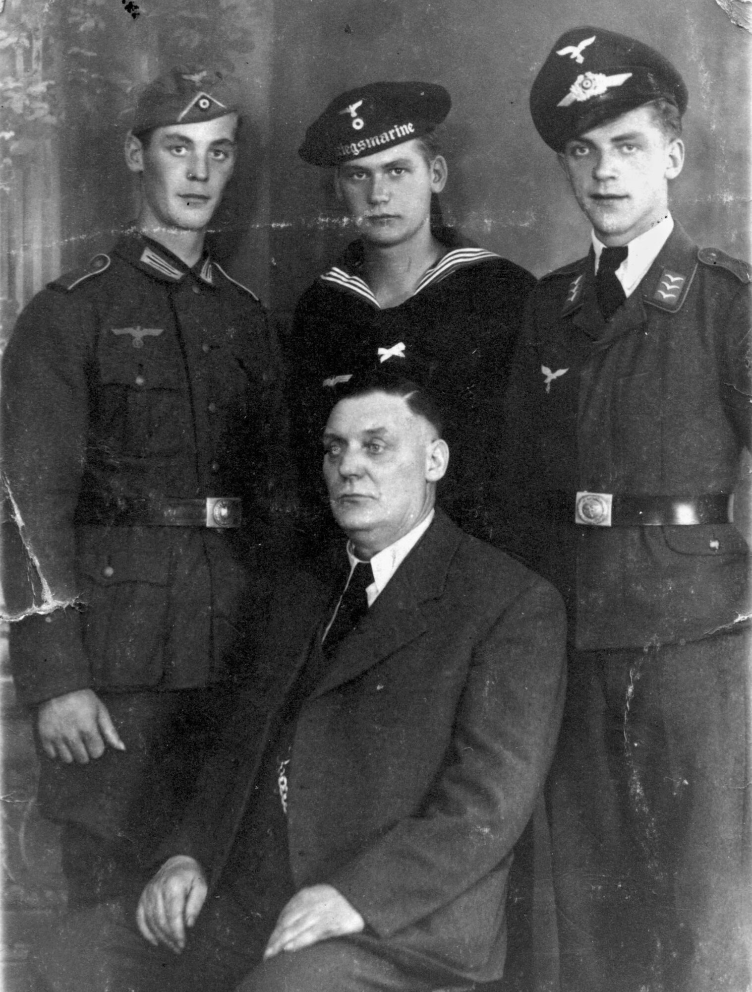 The Power of Cloth: The Non-Uniform Uniformity of the Third Reich