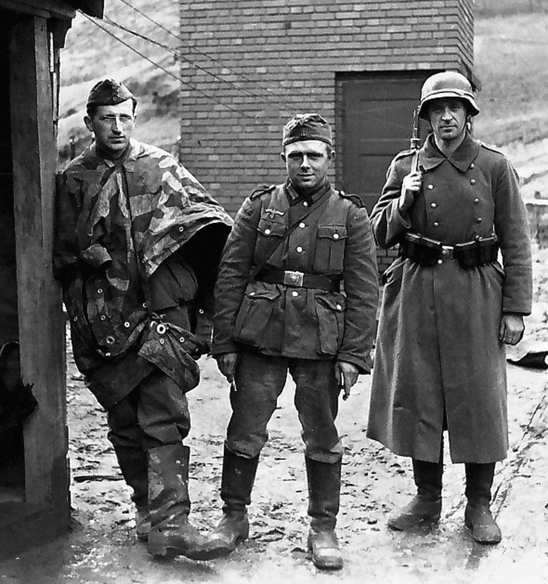 The Power of Cloth: The Non-Uniform Uniformity of the Third Reich